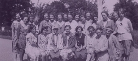 Porträtt av Anna Whitlock vid sitt skrivbord. - Stockholmskällan