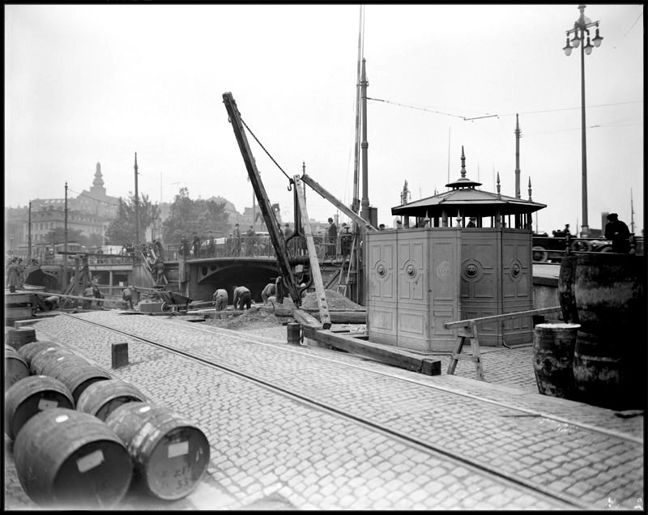 Skeppsbron, Skeppsbrokajens södra ände vid Slussen - Stockholmskällan