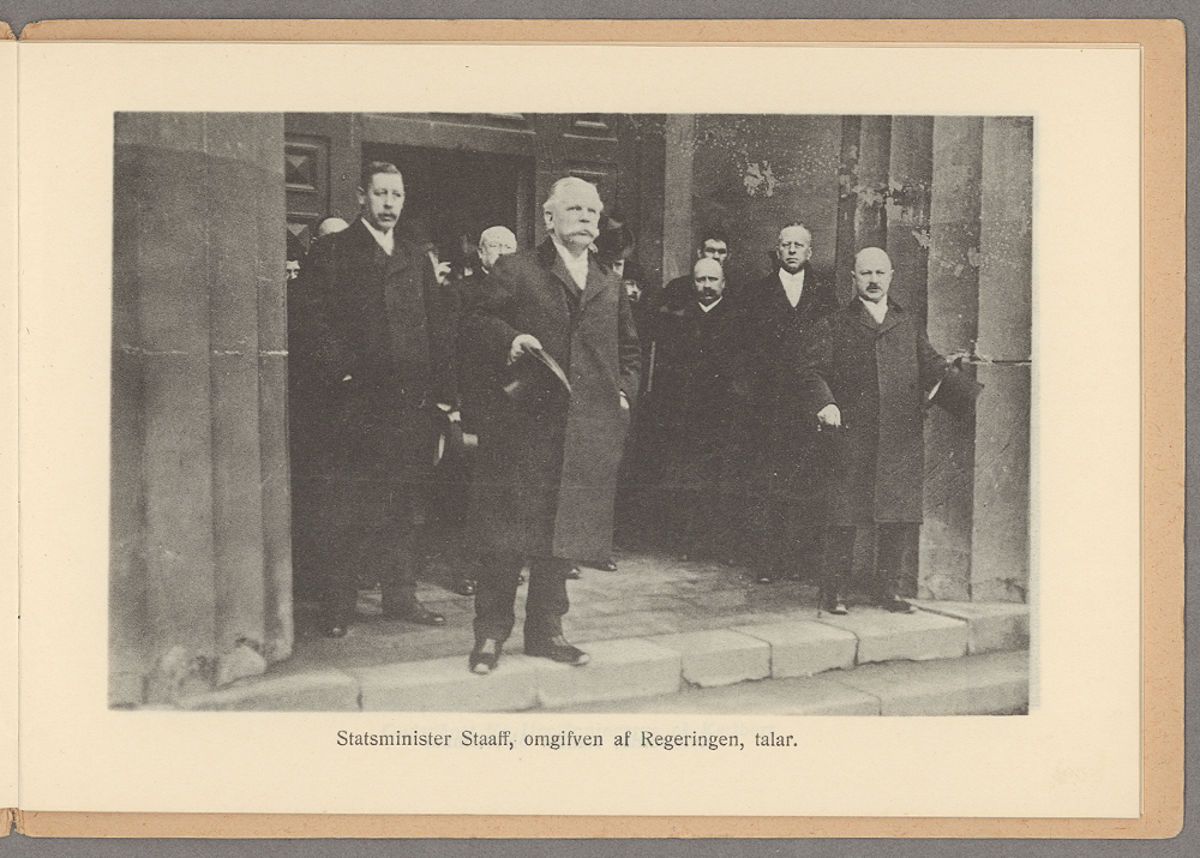 Bondetåget 1914. Statsminister Karl Staaff talar på Kanslihusets trappa ...