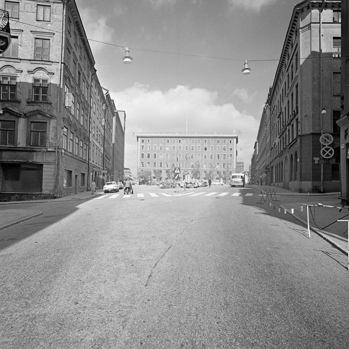 Malmtorgsgatan norrut mot Brunkebergstorg. Televerkets byggnad i fonden ...