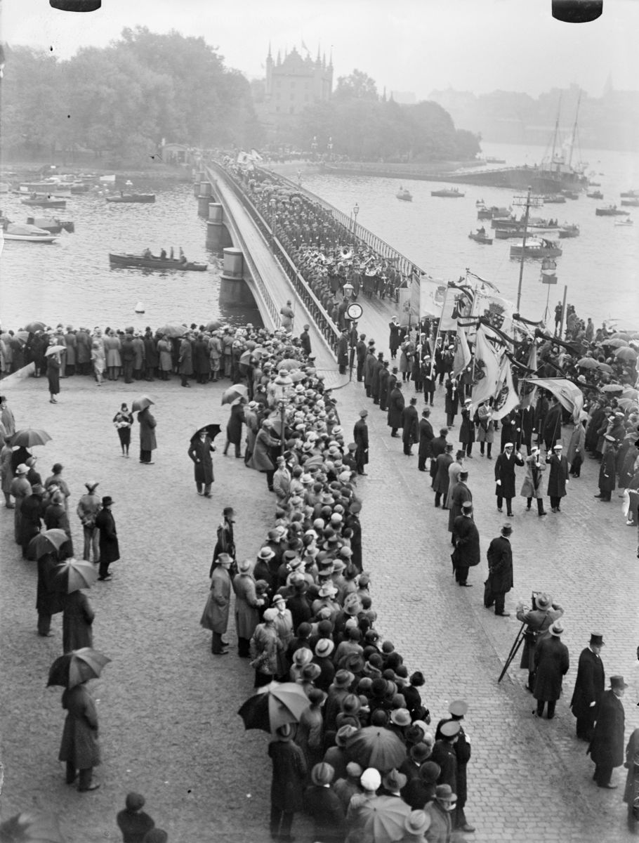 Skeppsholmen och Skeppsholms bron med begravningsprocession och ...