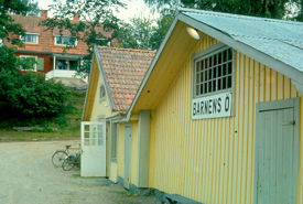 Barnens ö: Bussar till Barnens ö på Eriksdalsskolans skolgård ...