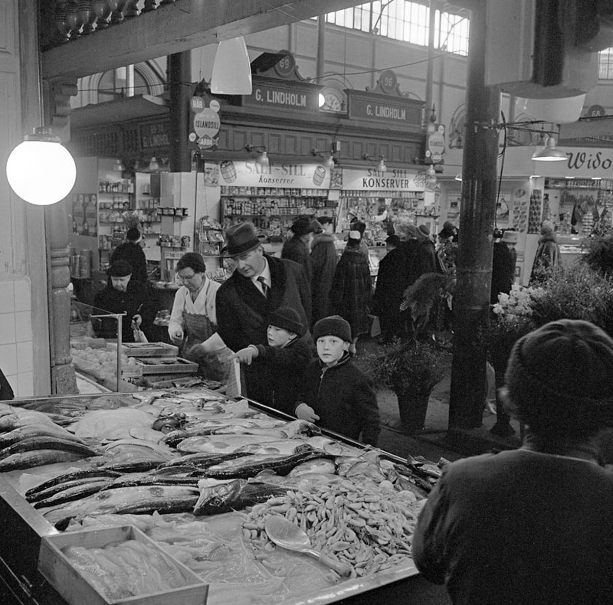 Östermalmshallen, interiör. Fiskdisk i saluhallen - Stockholmskällan
