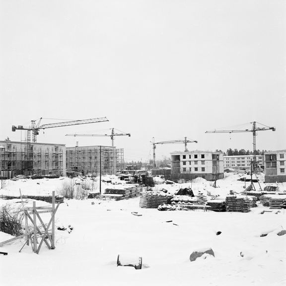 Tensta byggs. Fotografi från Stora Tensta gamla byplats, RAÄ 70 ...