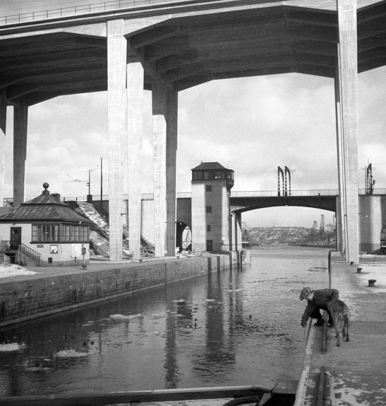 Hammarby sluss under Skanstullsbron. Skansbron i fonden - Stockholmskällan