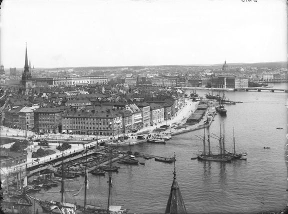 Utsikt mot Gamla Stan och Skeppsbron - Stockholmskällan