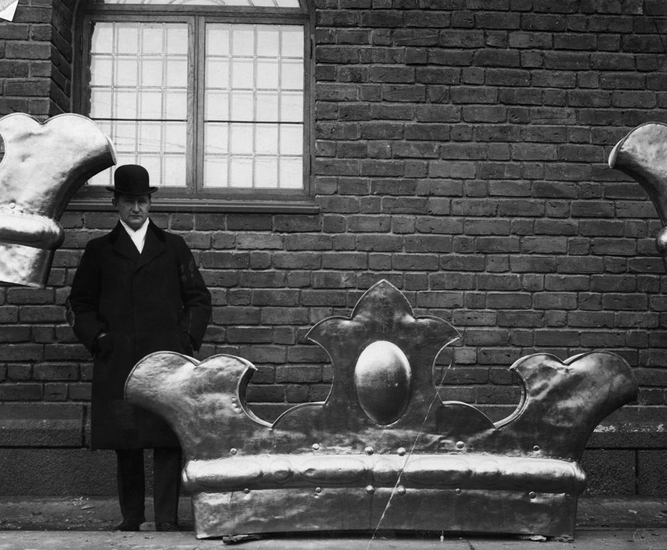 Förgyllaren Paul Magnusson vid Tre Kronor-utsmyckningen, framför ...