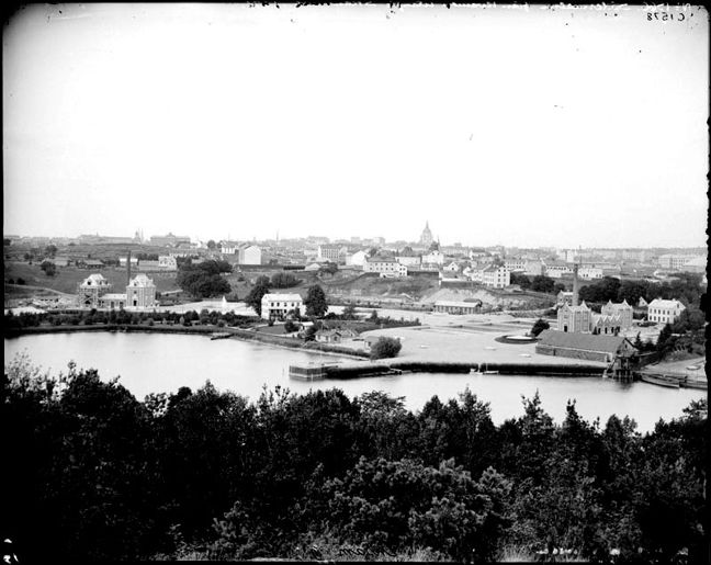 Utsikt från Skanskvarn över Södermalm. Vattenverket vid Eriksdal till ...