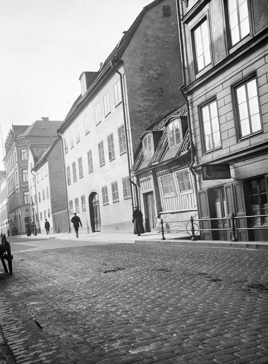 Regeringsgatan 87-89 före rivningen av det lilla trähuset och huset ...