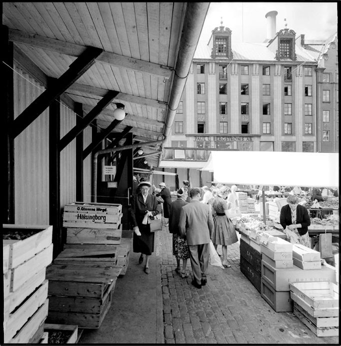 Hötorget vid provisoriska Hötorgshallen. PUB:s varuhus i fonden ...