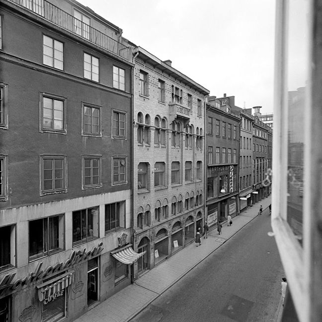 Regeringsgatan 27-37 norrut. Här ligger Gallerian idag - Stockholmskällan